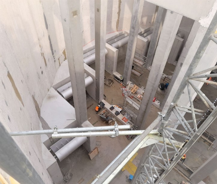 Livraison et pose de sept augets basculants d'une capacité de 1050 l/ml ...