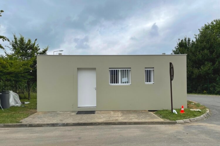 Installation d'un local de gardien en béton préfabriqué pour la ...