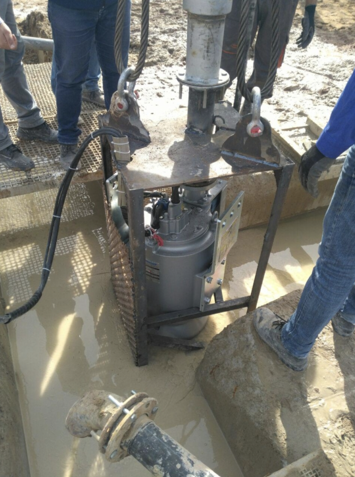 Pompage des boues de bentonite dans le cadre de l’aménagement d’un port ...