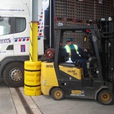 Protection de poteaux dans un entrepôt de stockage - Barrières et ...
