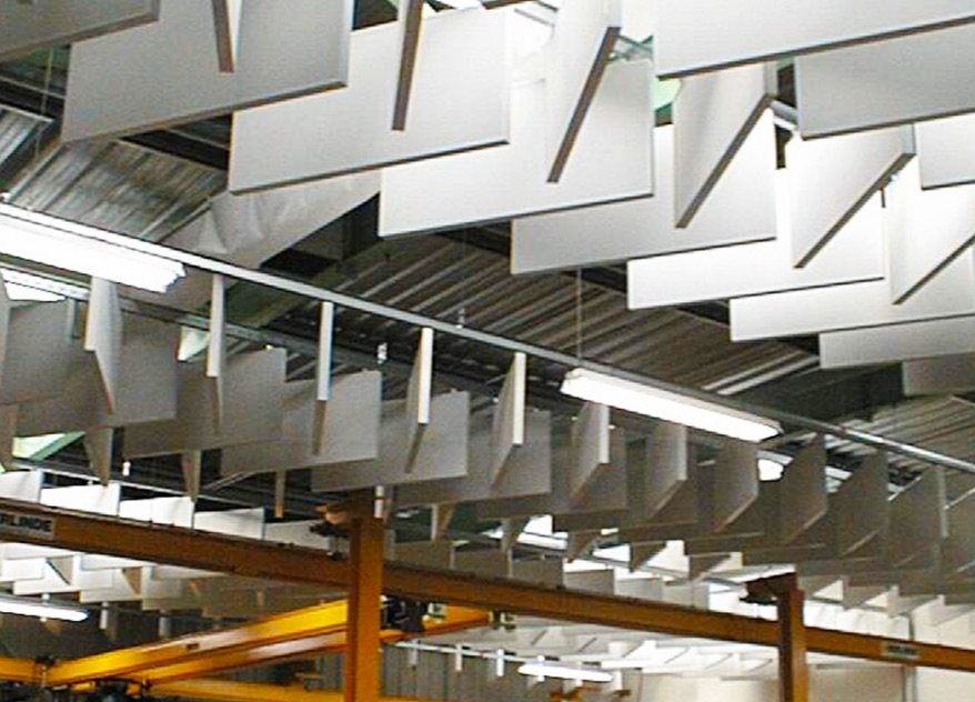 Mise en place d'un réseau de baffles suspendu pour une correction ...